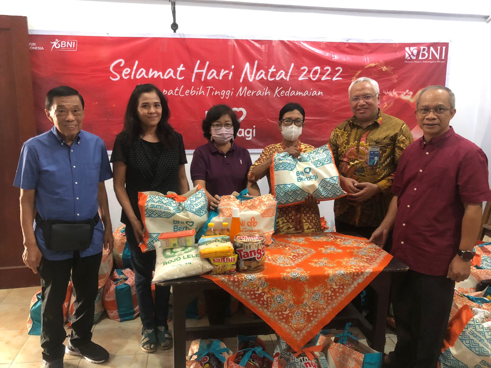 Sambut Natal dan Tahun Baru, Bank BNI Salurkan Ratusan Paket Sembako ...