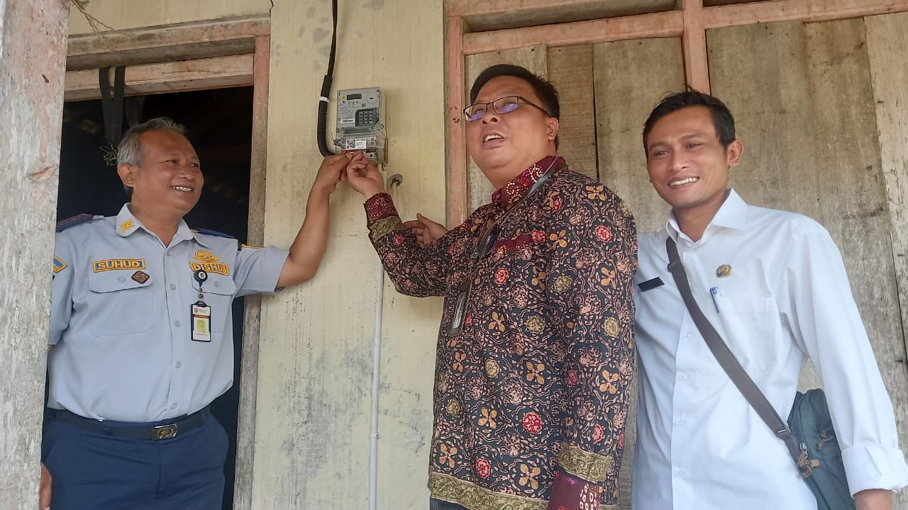 370 Warga Magelang Dapatkan Sambungan Listrik Gratis – Radar Pekalongan ID