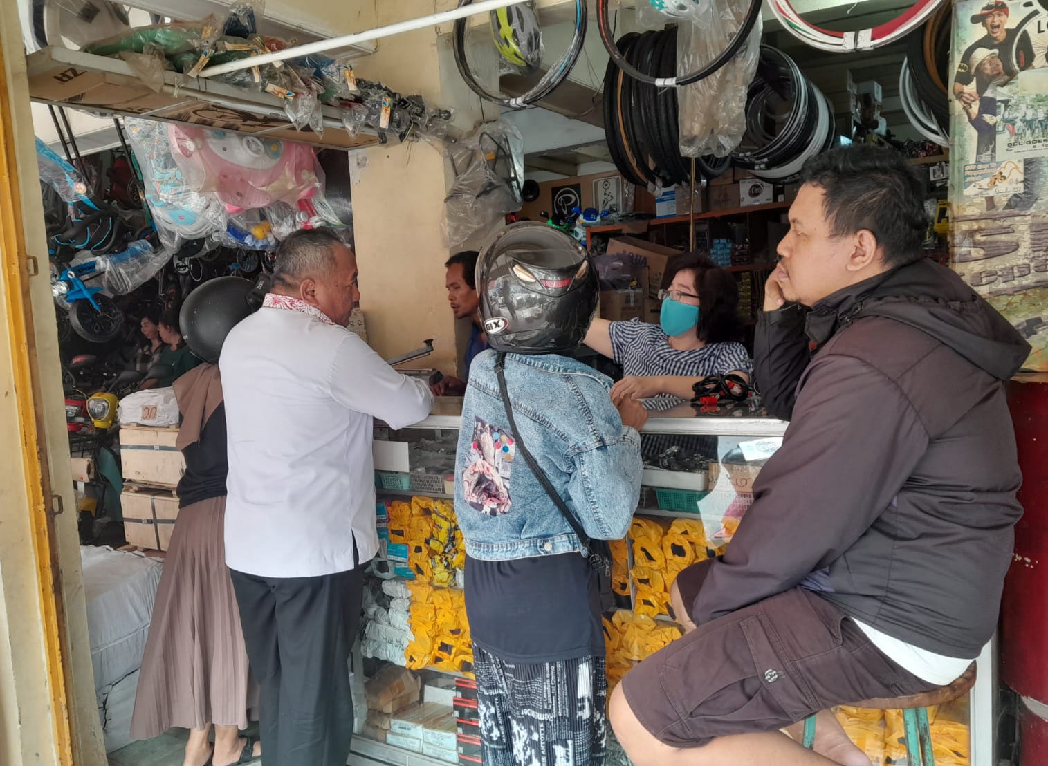 Pengguna Jalan Terganggu Aktivitas Rakit Sepeda di Trotoar Jalan ...