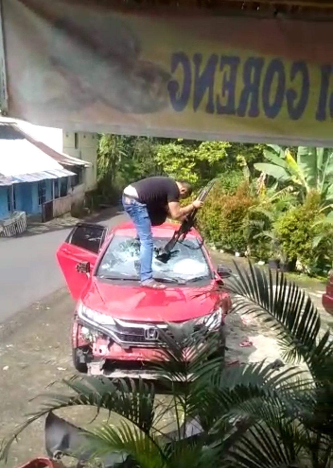 Viral Video Aksi Koboi Oknum Polisi di Kendal, dari Pecahkan Kaca Mobil Hingga Ugal-ugalan ...