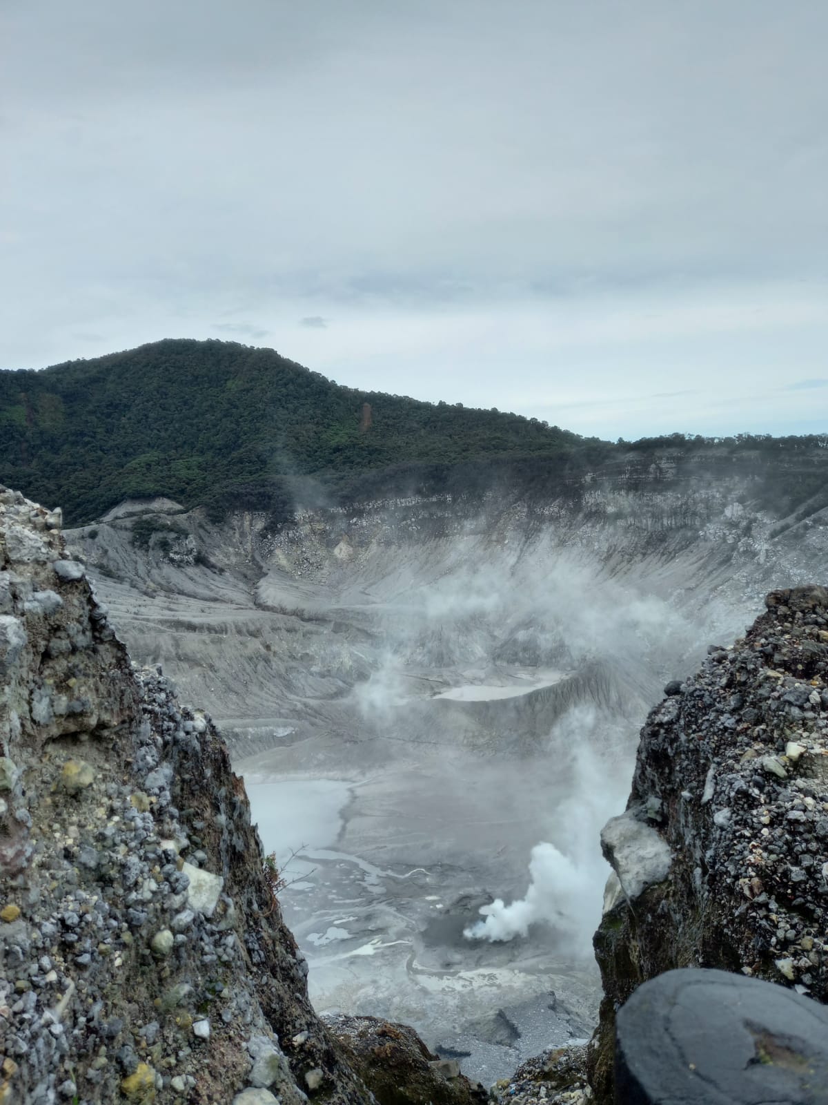 Gunung Tangkuban Perahu, Destinasi Wisata dengan Latar Cerita yang ...