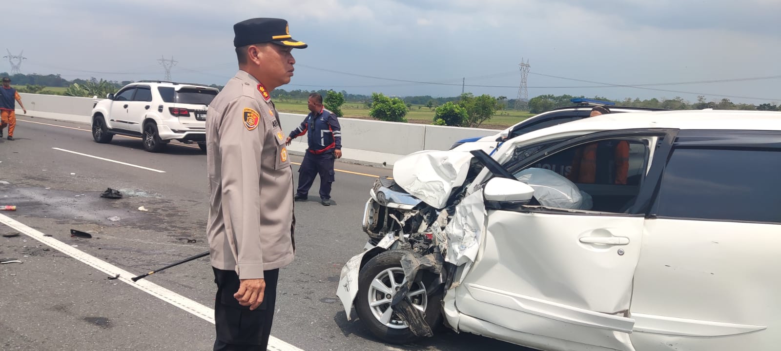 Kecelakaan di KM 327 Libatkan 2 Mobil, Parkir di Bahu Jalan Tol Tidak Aman – Radar Pekalongan ID