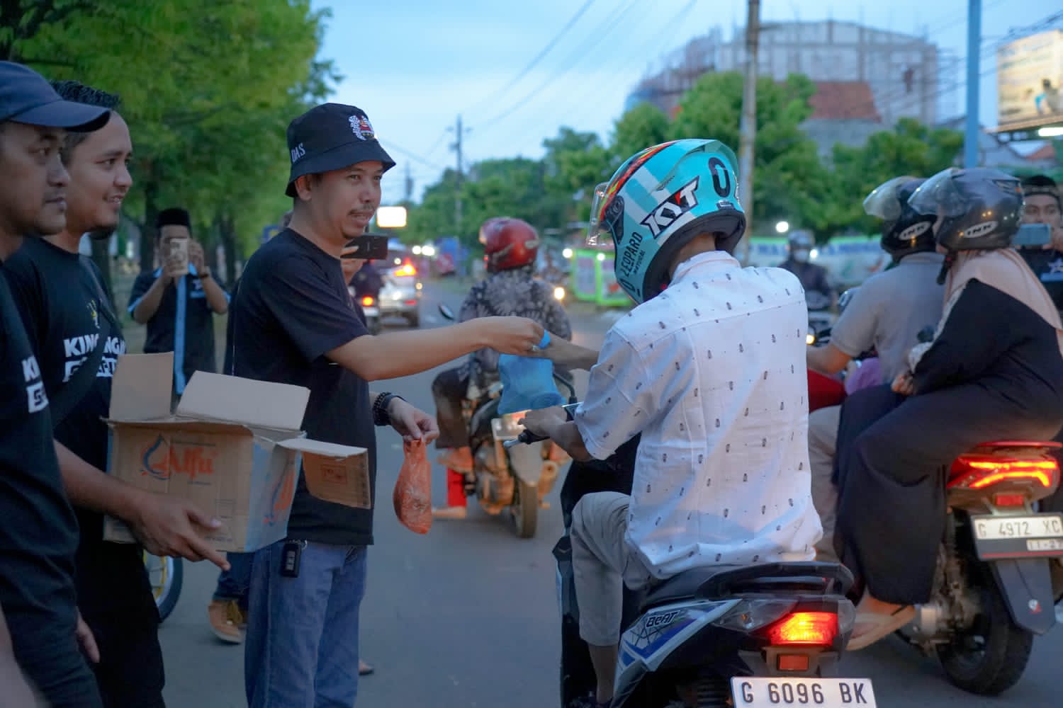 Berbagi Kebahagiaan , Komunitas King-kingan Batang Bagikan 3.500 Paket ...