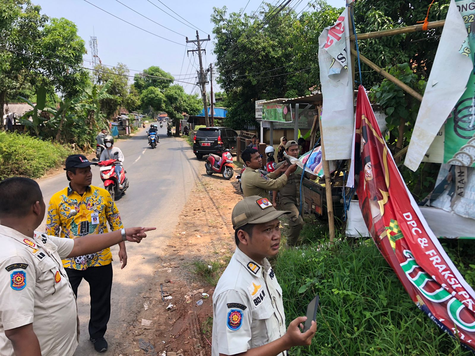 Wujudkan Kota yang Rapi, 42 Spanduk dan 58 Banner Liar Ditertibkan ...