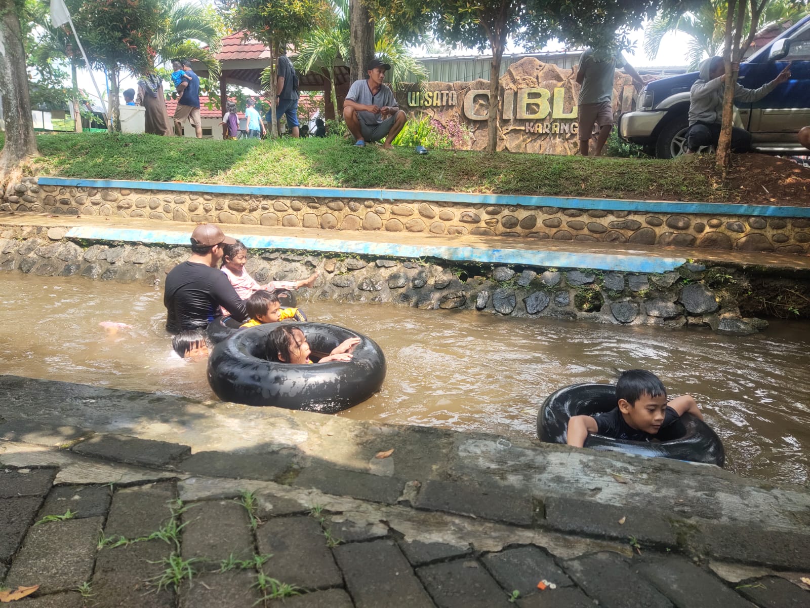 Wisata Ciblon Karanggondang, Asyik Bermain Air di Saluran Irigasi ...