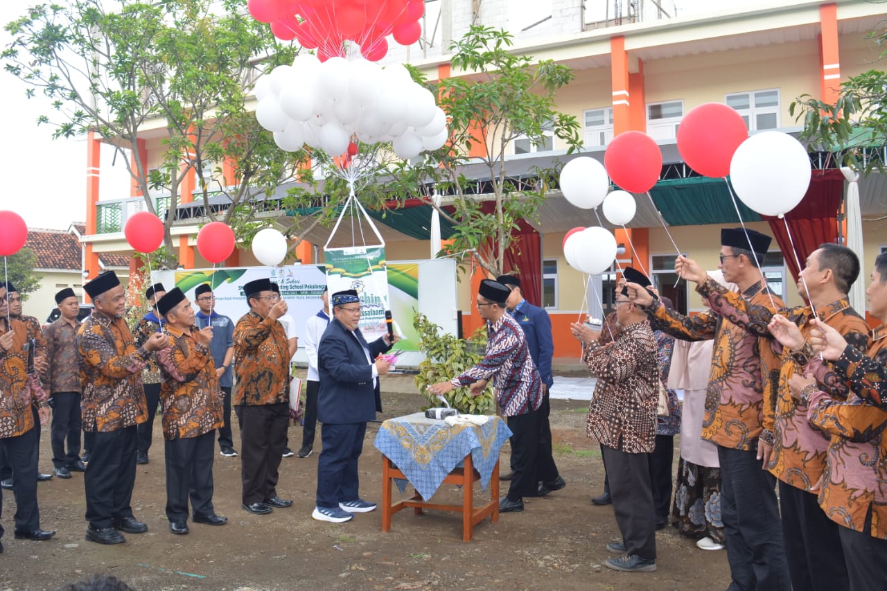 Unik! Launching SMA IT Assalaam 2023-2024 dengan Melepas Balon Merah ...