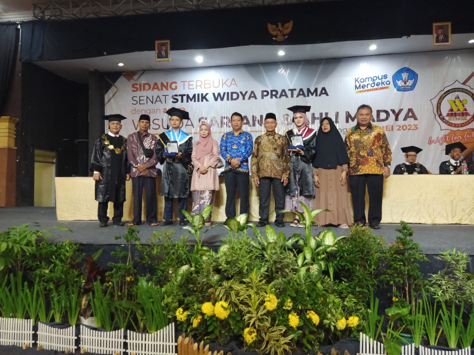 130 Wisudawan STMIK Widya Pratama Tak Kuasa Menahan Tangis , ini Penyebabnya? – Radar Pekalongan ID