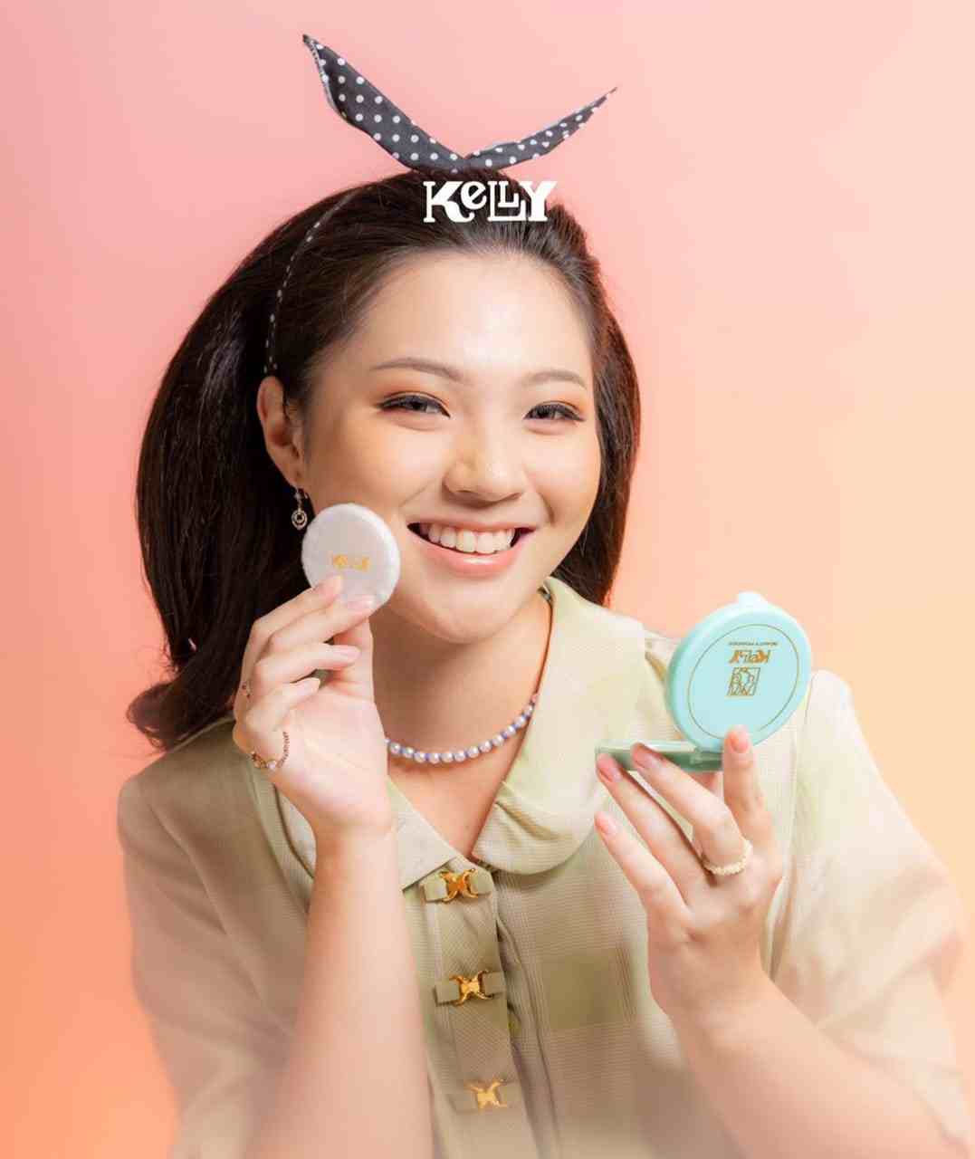 4 Cara Memakai Bedak Kelly supaya Cepat Putih dan Glowing! – Radar ...