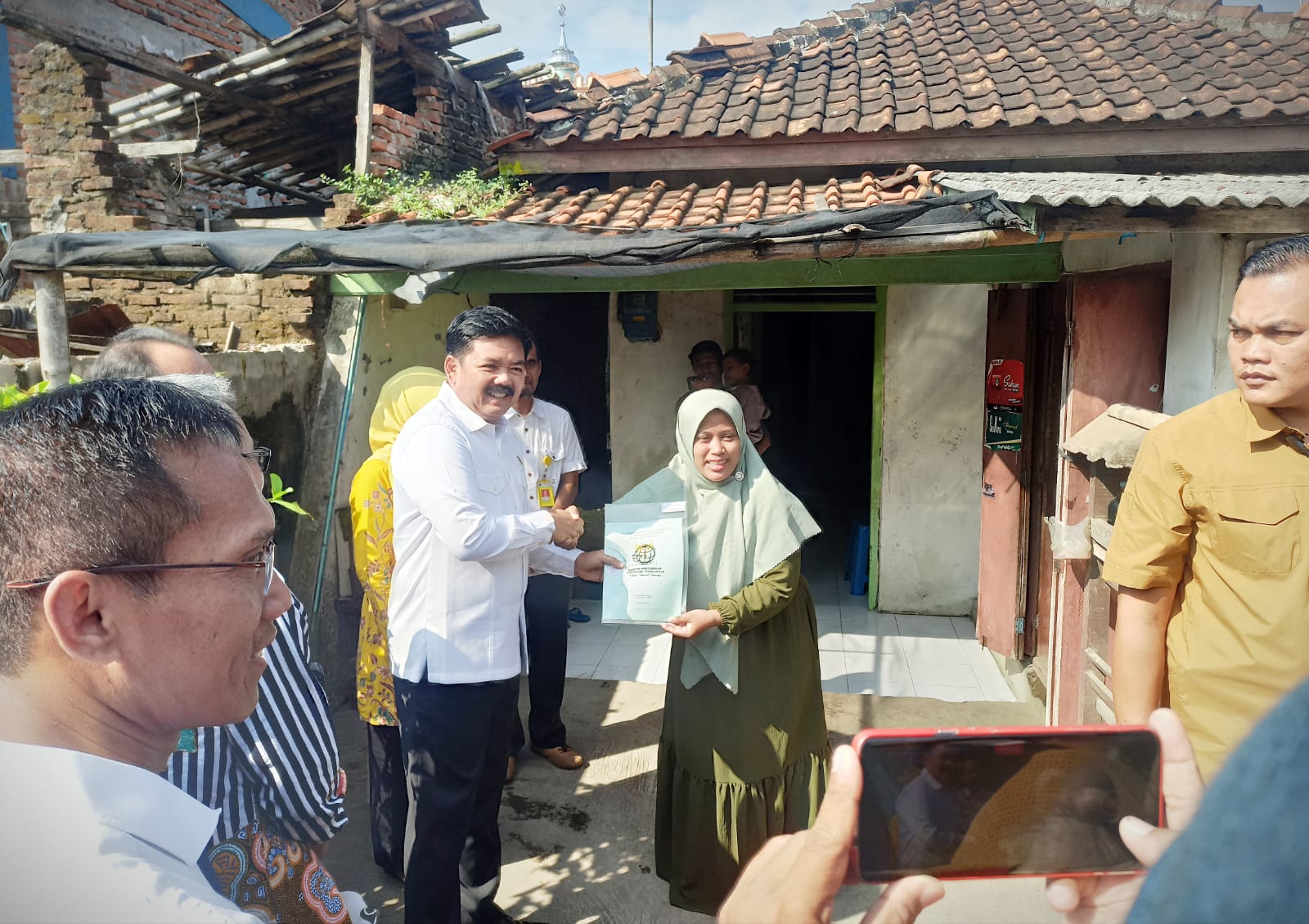Menteri ATR/BPN Bagikan Sertifikat Tanah Langsung ke Warga Kabupaten Pekalongan – Radar ...