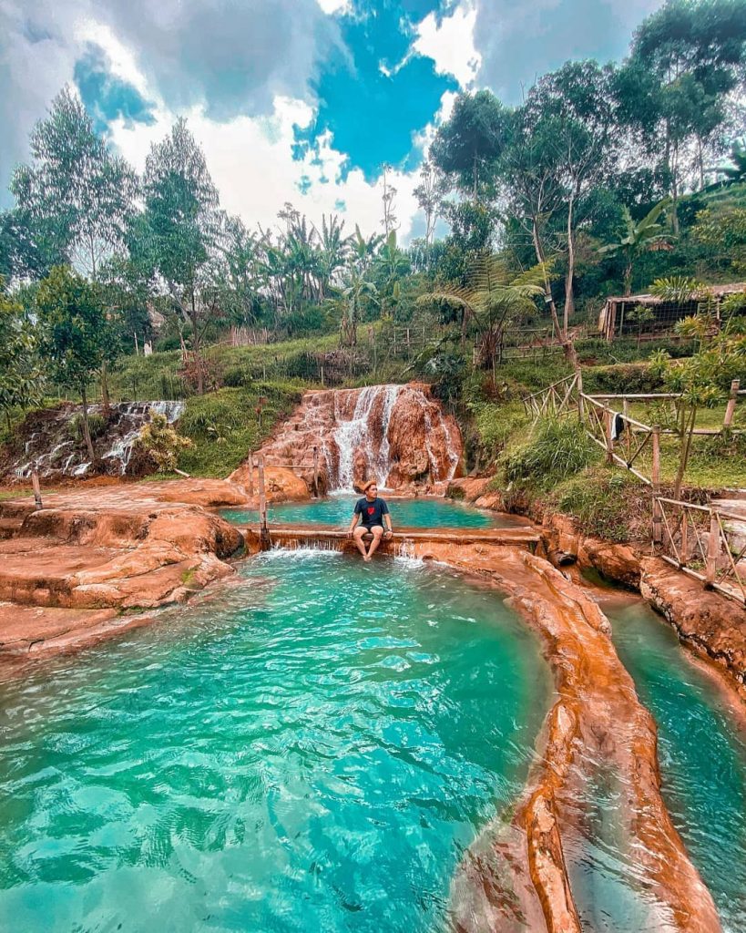 Lagi Butuh Kehangatan? Yuk Coba Kunjungi Curug Cipanas Nagrak Lembang ...