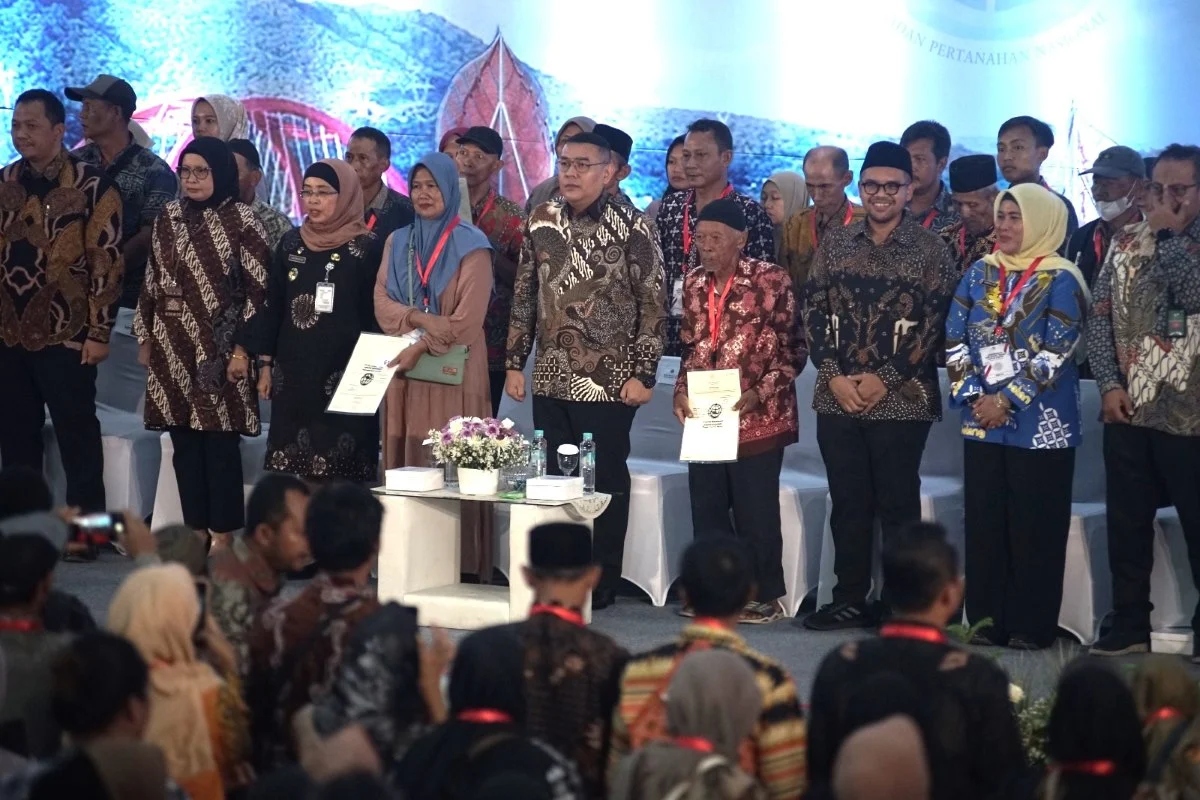 Program PTSL Capai 120 Juta Sertifikat, Wamen ATR/BPN Bagikan 1.500 ... Program PTSL Capai 120 Juta Sertifikat, Wamen ATR/BPN Bagikan 1.500 ...