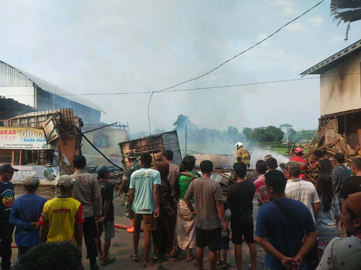 Kebakaran Hanguskan Enam Kios di Desa Pangkah, Kerugian Capai Puluhan Juta Rupiah – Radar ...