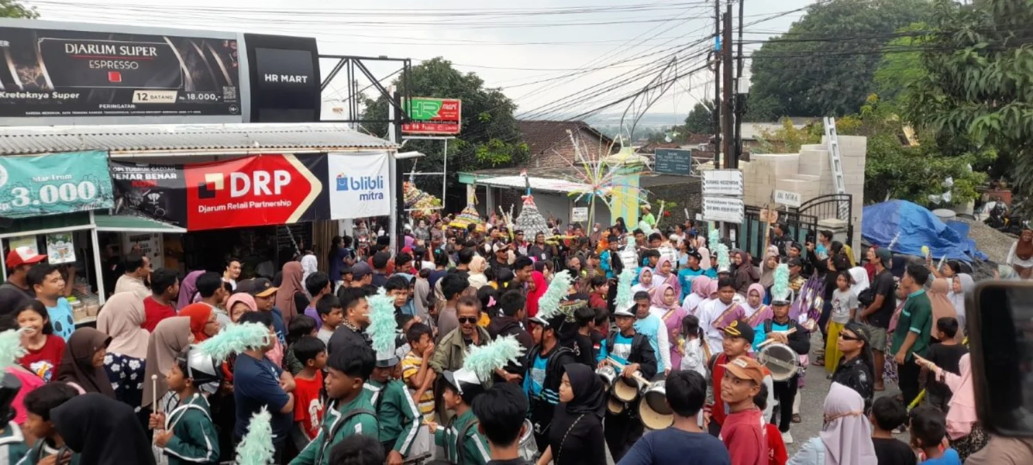 Meriahnya Tradisi Grebeg Sumpil di Kendal, Warga Berebut Gunungan ...