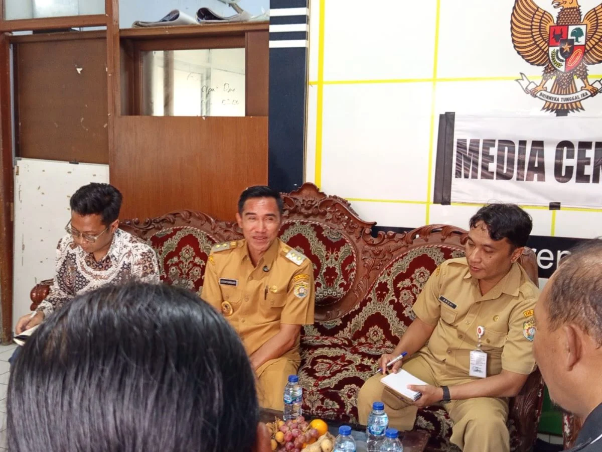 Wabup Kendal Benny Karnadi Sambangi Wartawan, Kelangkaan Gas 3 Kg ...