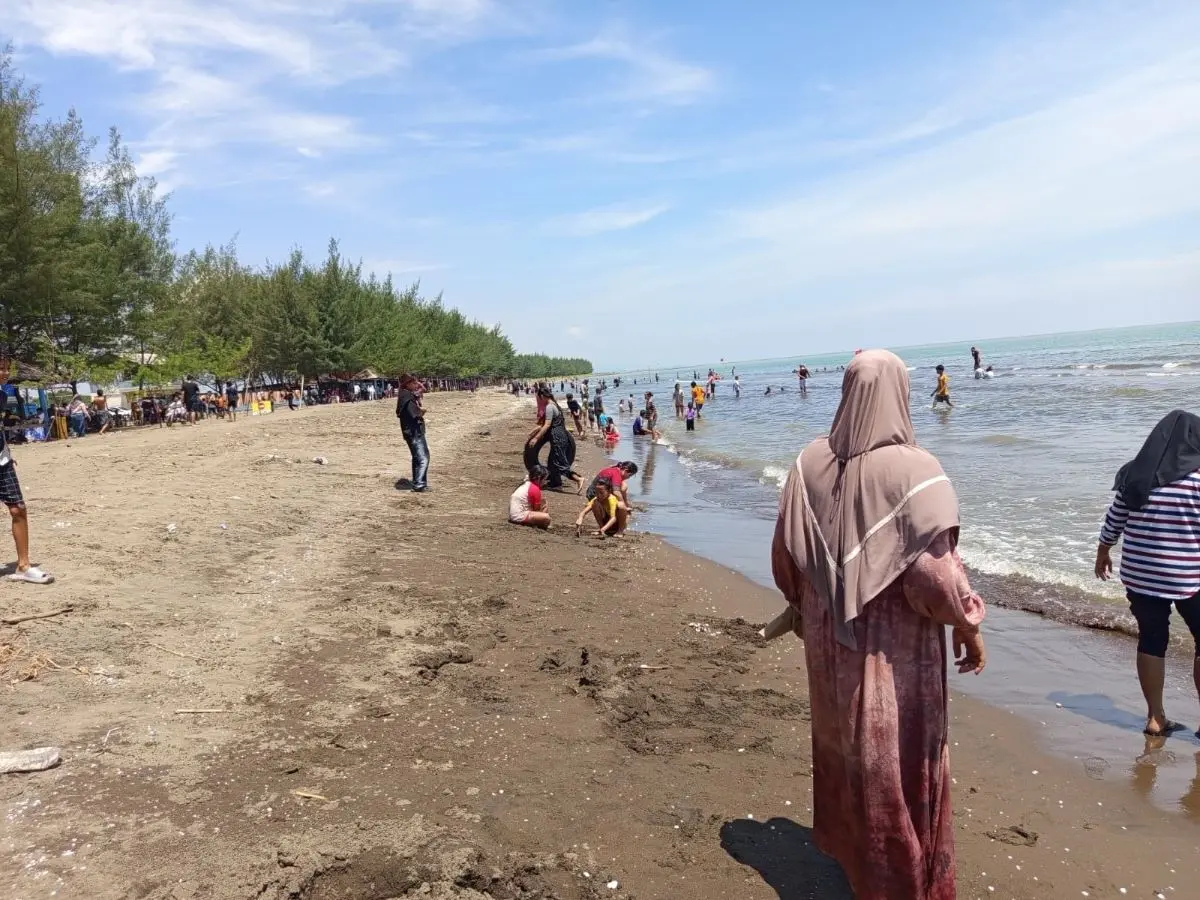 Libur Lebaran 2025, Ribuan Wisatawan Padati Pantai Indah Kemangi hingga Hari Terakhir – Radar ...