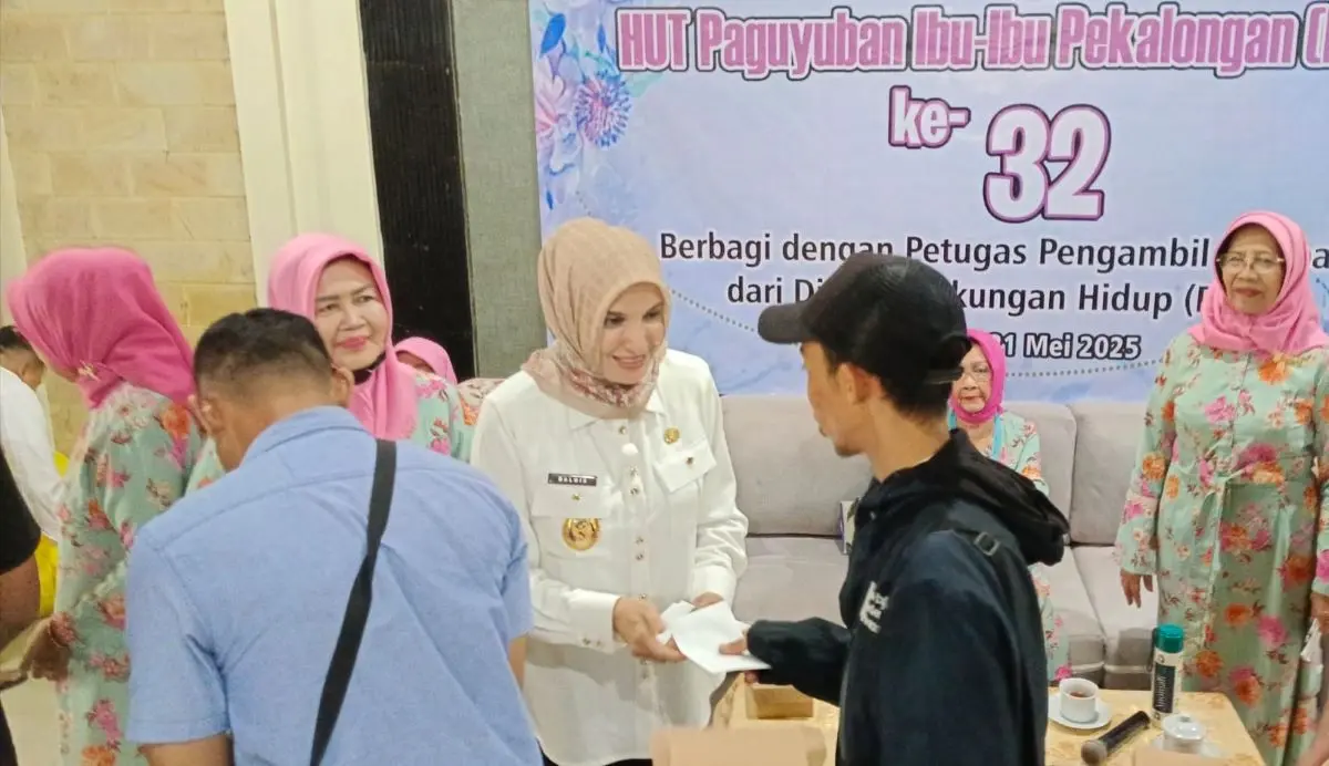 Peringati HUT ke-32, PIIP Pekalongan Bagikan Bansos untuk Petugas Pengambil Sampah "Mereka ...