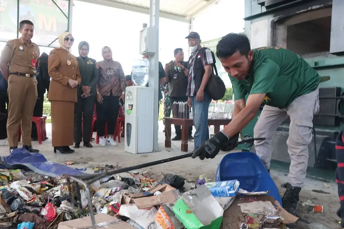 Tinjau Pengolahan Sampah dengan Mesin MOTAH, Balgis Diab : Solusi Kota Pekalongan Hadapi ...