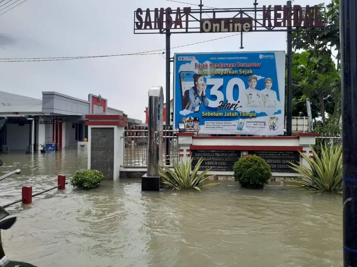 Kantor Samsat Kendal Terendam Banjir Setinggi Lutut, Layanan Ditutup ...