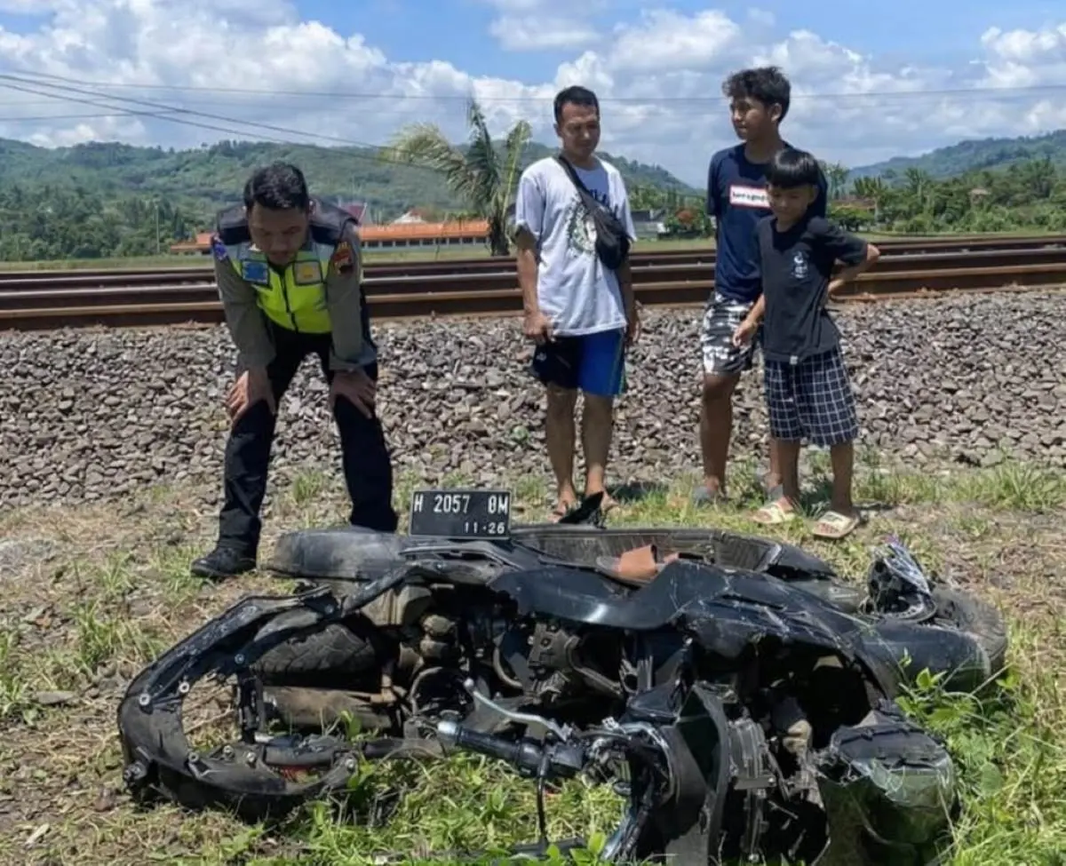 Kecelakaan Maut Weleri, Pejabat Disnakertrans Jateng Tewas Tertabrak KA ...